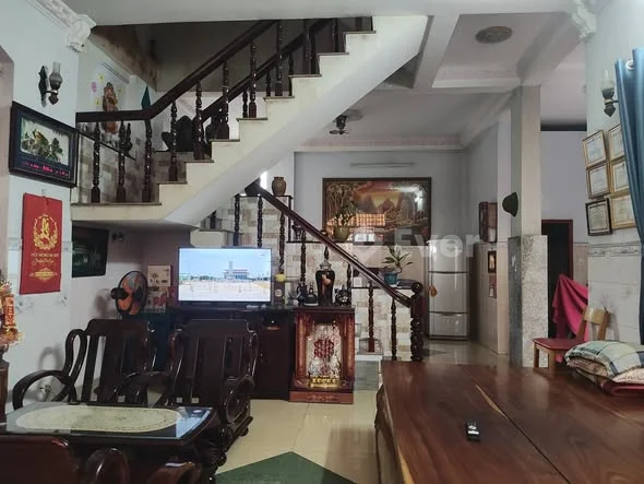 Kết cấu: 1 trệt 2 lầu BTCT chia làm 2 căn 5PN,