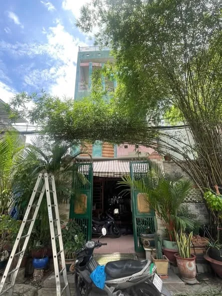 Kết cấu: 1 trệt 2 lầu BTCT chia làm 2 căn 5PN,